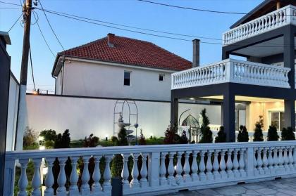 PALILULA-BORCA 220M2+75M2 NA 6.5 ARI PLACA
