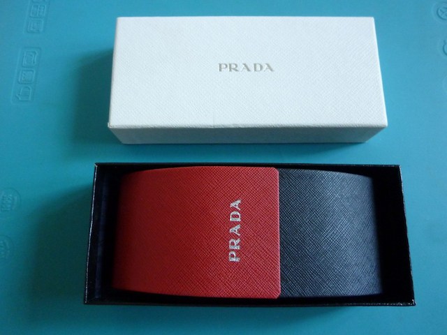 PRADA - futrola za naočare u crno-crvenoj boji