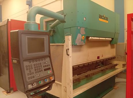 ADIRA Metal-Forming Solutions S.A. CNC savijača ADIRA QIH 7025 – 7 Sinhronizovanih osa – Cybelec 880S kontroler Hidraulična CNC savijača ADIRA 70Tn x 2500mm – 7 osa (X,X1,R,Z1,Z2,Y1,Y2)