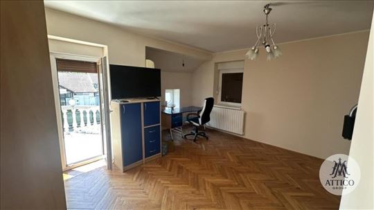 Poslovni prostor 100m² sa 4 kancelarije i parkingo