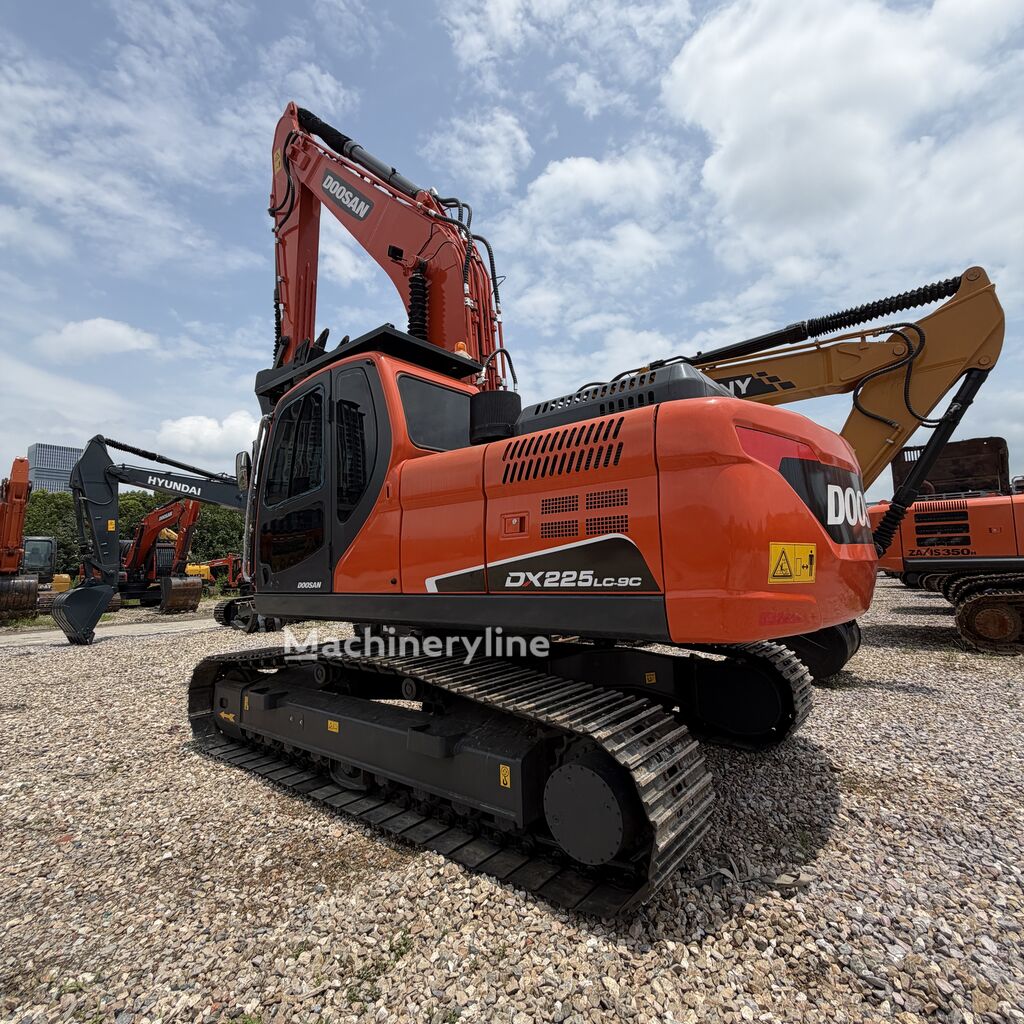 Doosan DX225 bager guseničar