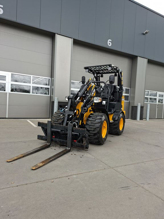 Novi JCB 403 PLUS multifunkcionalni utovarivač