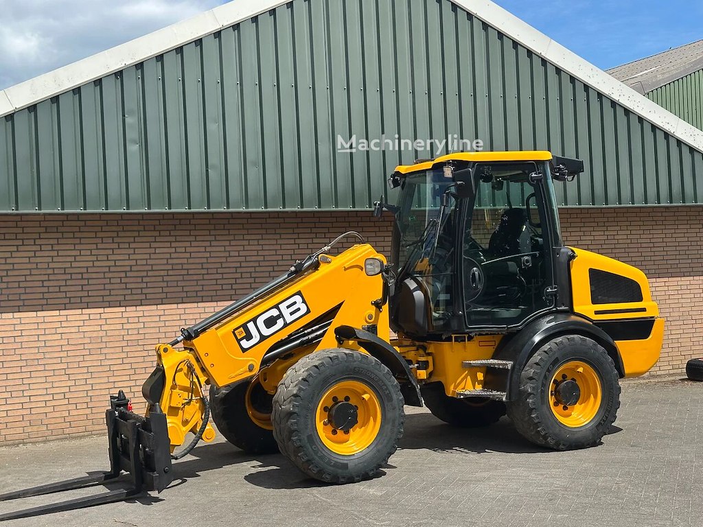 JCB TM220 SV A teleskopski prednji utovarivač