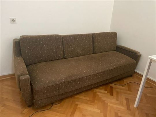 Očuvan kauč na razvlačenje sa sandukom