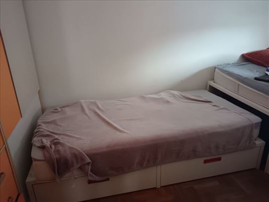 Dva kreveta sa dušecima