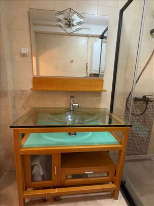 Stakleni lavabo za kupatilo