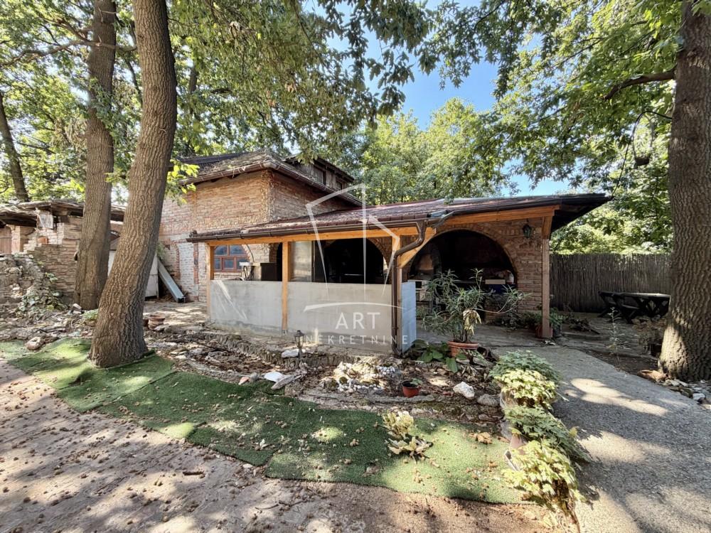 Jajinci, poslovni objekat 395m², plac 15,8 ari ID#20092
650.000 €