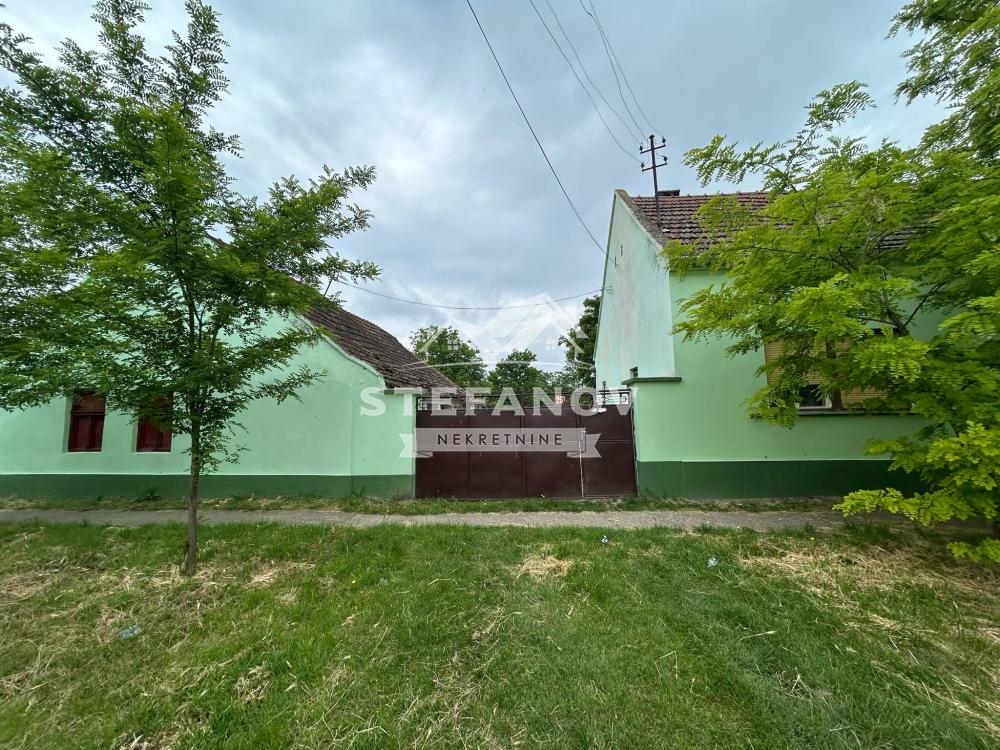 Dve kuće na velikom placu u Melencima ID#1853
18.500 €