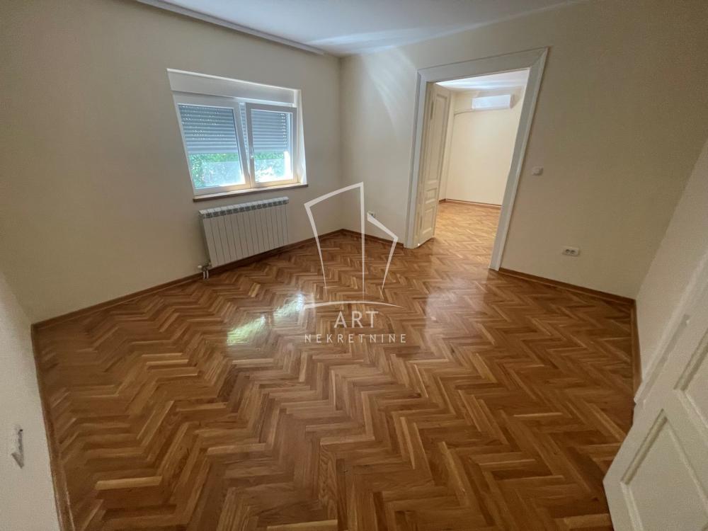 Dedinje 3.0 - 70m2- stan ili poslovni prostor ID#15833
600 €