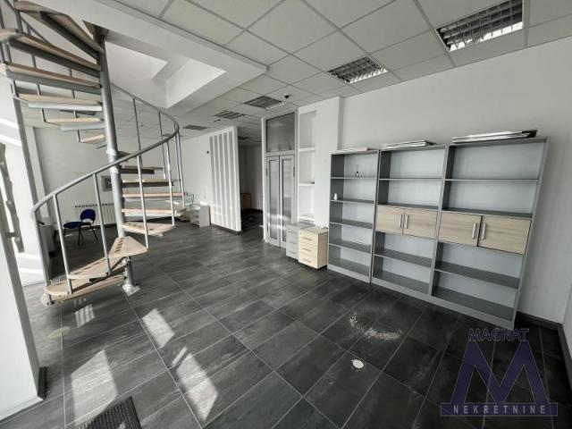 Novi Sad, Centar. IZDAJE SE ULIČNI LOKAL NA DVA NIVOA (90+90M2), NA ATRAKTIVNOJ LOKACIJI! Prizemni d