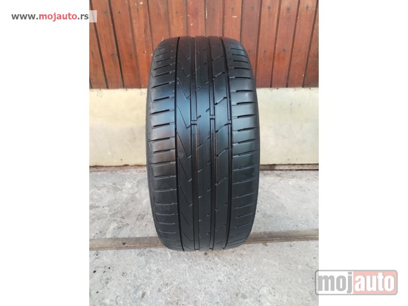 3751. Guma HANKOOK 17-ica, LETNJA 225/45, Šara 6.1 mm