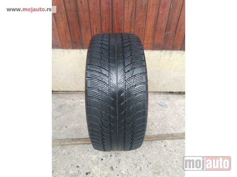 3748. Guma BRIDGESTONE 17-ica, ZIMSKA 225/45, Šara 5.5 mm
