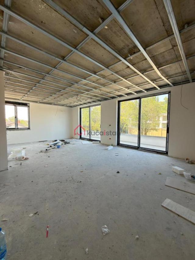 Četvorosoban stan sa prostranom terasom | Adamovićevo naselje | 122,45 m²