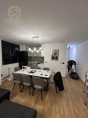 Prodaje se četvorosoban stan u urbanoj vili na Tel