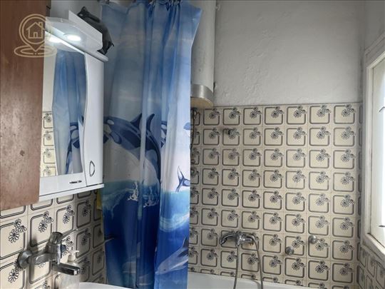 Na prodaju trosoban stan u Novom Sadu, ulica Laze