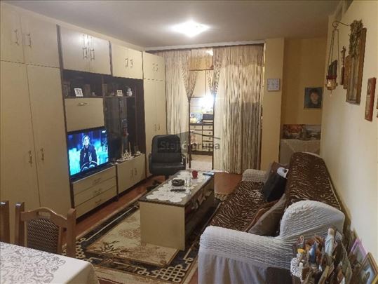 Trosoban stan u prizemlju sa dvorištem