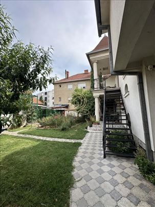 Na prodaju prostrana kuća od 290 m² u samom centru