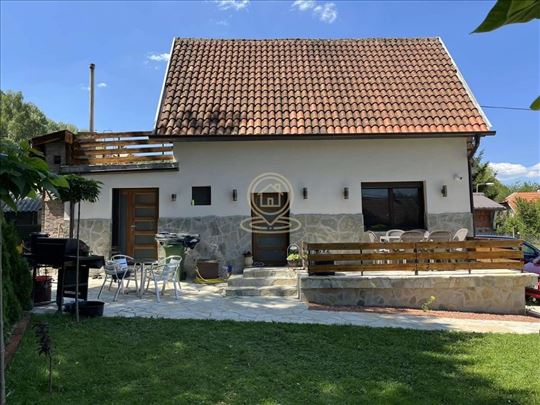 Moderno uredjena lux vikend kuća na prodaju na Vla