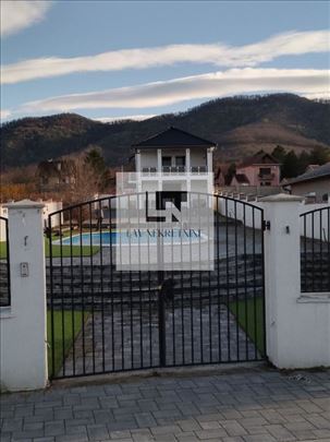 Na prodaju neuseljavana kuća sa bazenom