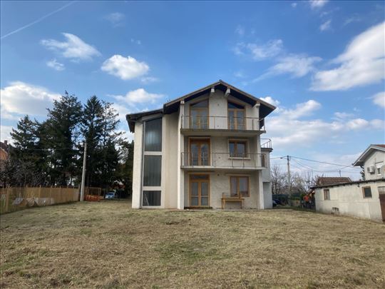 Vinča, uknjižena kuća 385m2, 3 stana, 13 ari placa
