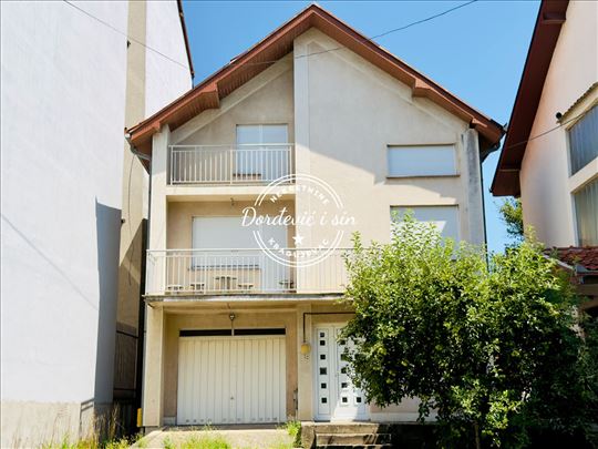 Veliki Park Kuća 305m2 + 81m2 Plac 4.27a