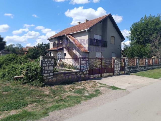 Odlična spratna kuća sa dve etaže!