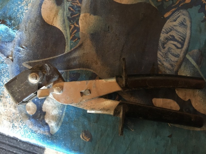 Klesta za postavljanje metalnih tipli za knauf gips