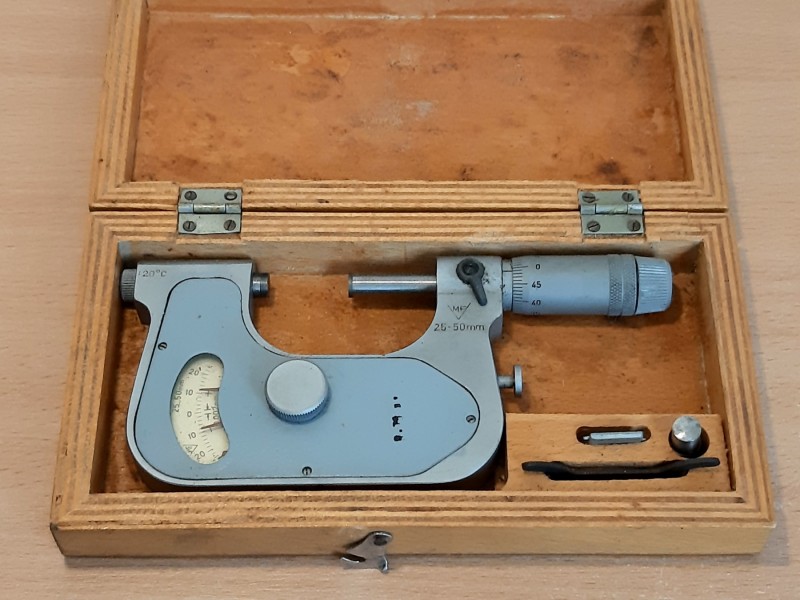 Precizan mikrometar 25-50mm (podeoci 0,002mm)