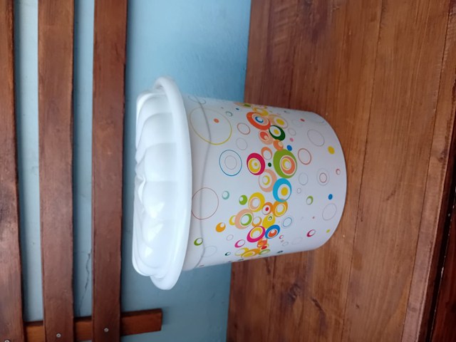 Plastična kanta sa poklopcem za deterdžent / sit