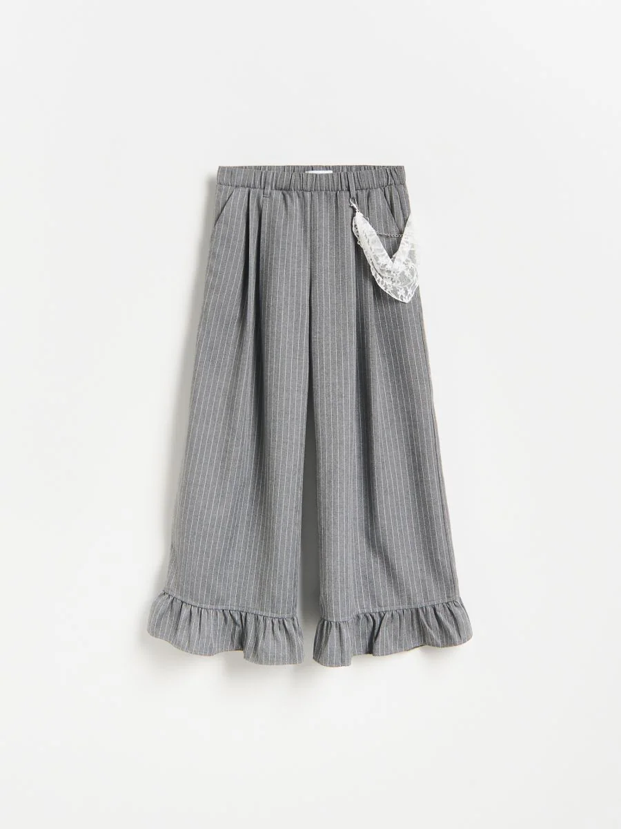 Prugaste pantalone sa lancem
