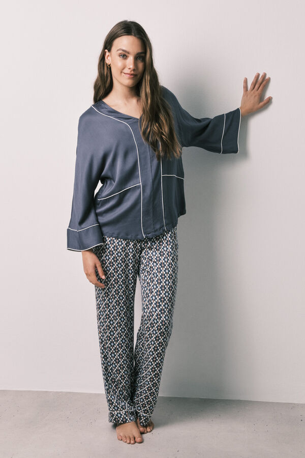 Langer Pyjama aus Satin mit geometrischem Print