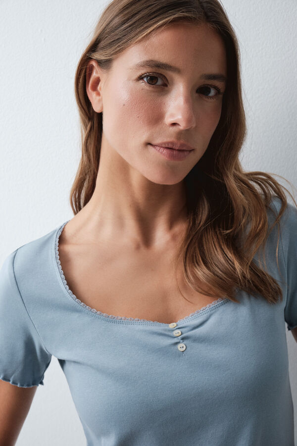 Blaues kurzarm-t-shirt aus baumwolle
