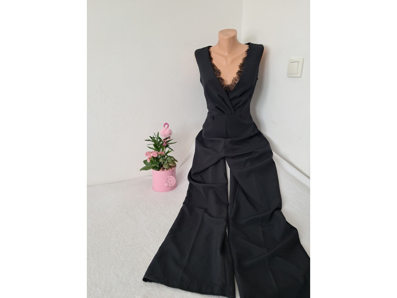 Elegantni crni kombinezon sa cipkom vel 36