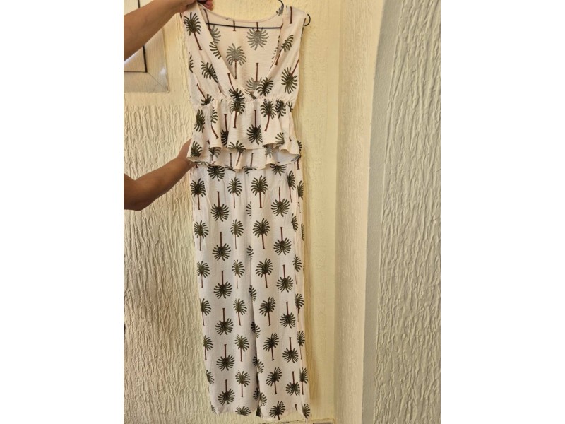 Majica i pantalone komplet sa motivom palmi.