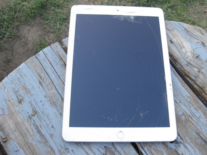 13.APPLE iPad A1822 za delove-citaj opis