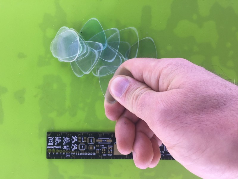 Plasticne trzalice za otvaranje uredjaja
