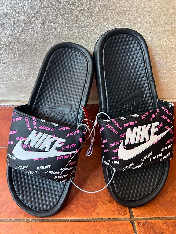 Nike papuče – više modela - Model: Nike Benassi stil, sa širokim