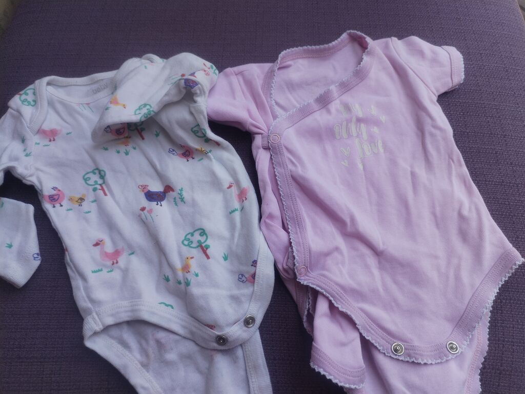 Paket za bebe devojčice, veličine 62 i 68. Sadržaj paketa: - 4 bodića