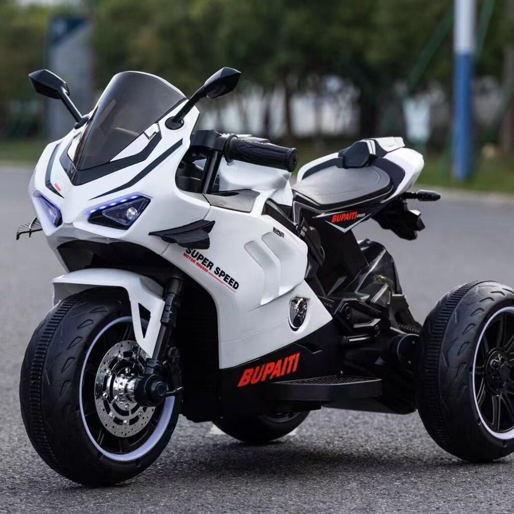Dečiji motor na akumulator BELI – sportski model za mališane