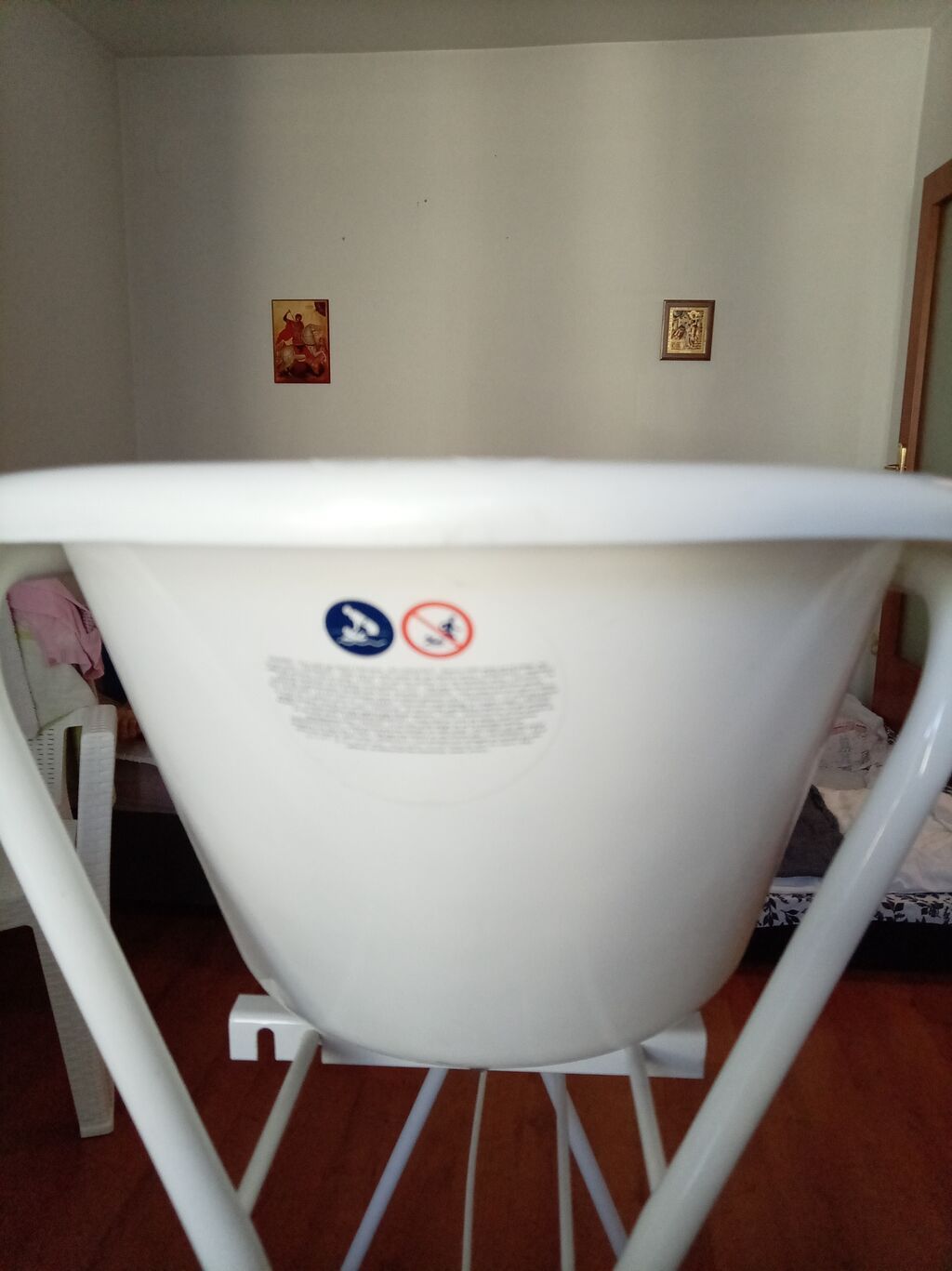 Kadica za bebe sa postoljem - Prostrana plastična kadica bele boje