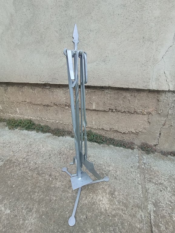 Kovani pribor za roštilj - pečenjare,stalak visine 95 cm,sva četri