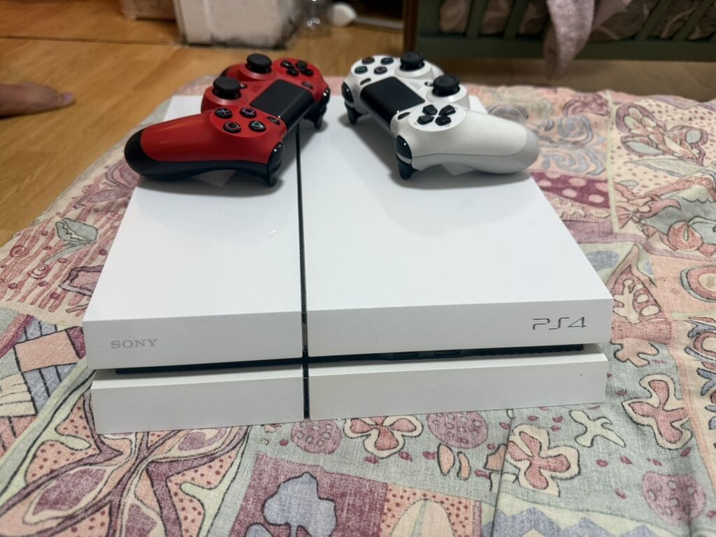 Sony PlayStation 4 – bela konzola + 2 bežična DualShock 4 kontrolera