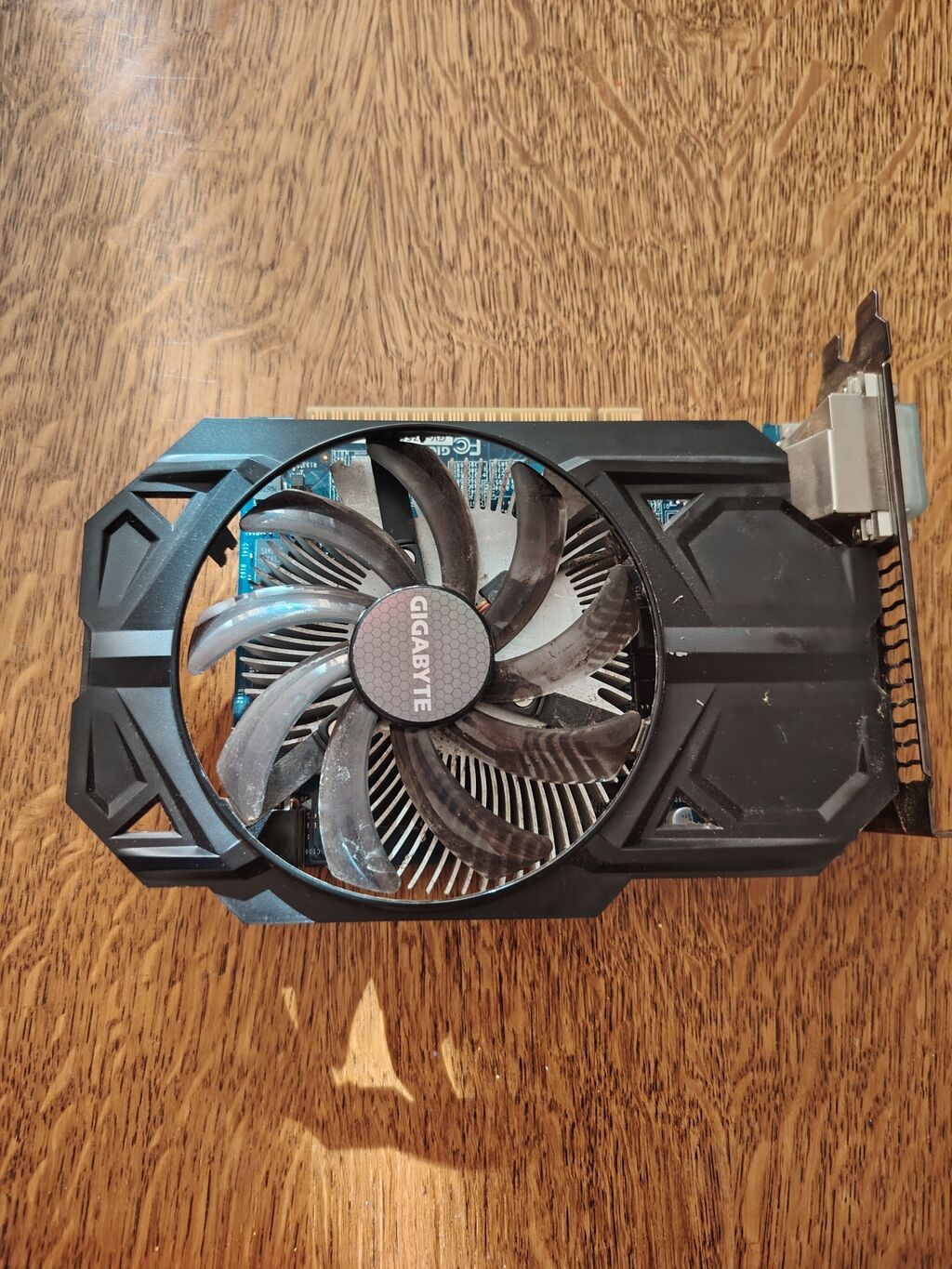 Gigabyte grafička karta + AMD procesor - Grafička karta: Gigabyte sa