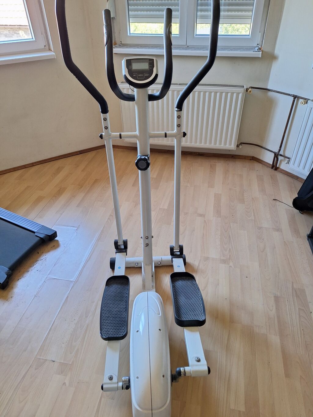 Eliptični trenažer AB Fit - Tip: magnetni eliptični trenažer sa