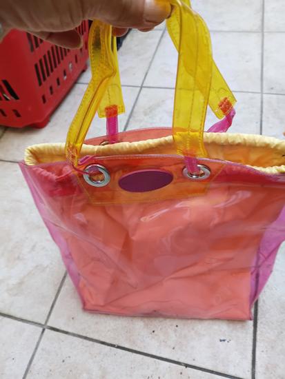 BENETTON PREDIVNA LETNJA TASNA GUMENA