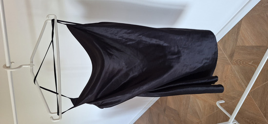 Crna slip haljina