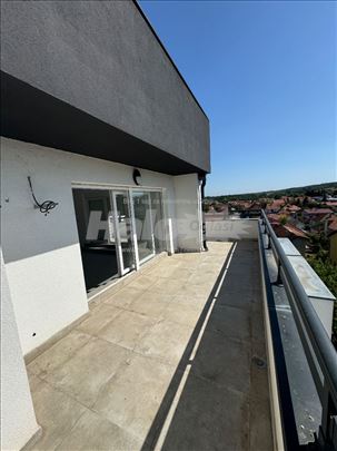 Prodajem stan (Penthouse) u centru Uba
