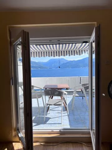 KOMPLETNO RENOVIRAN APARTMAN SA POGLEDOM NA BOKU – KRAŠIĆI (52M²)