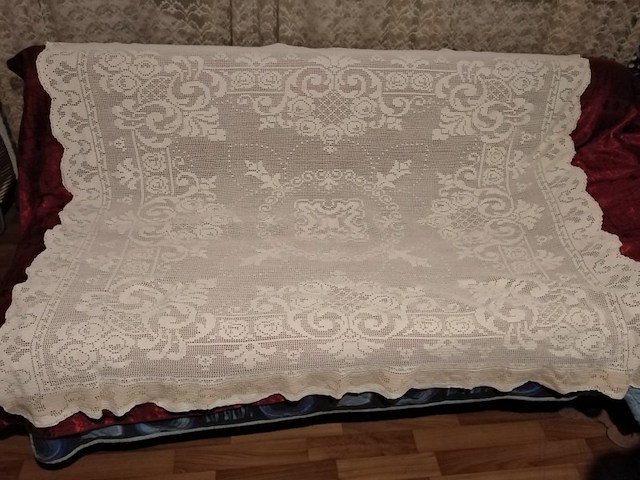 Sniženo avgust-Stolnjak heklan 160x130 predivan