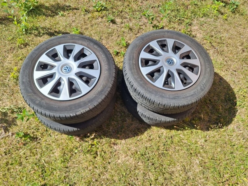 komplet guma 195 65 R15 sa felnama i VW ratkapnama